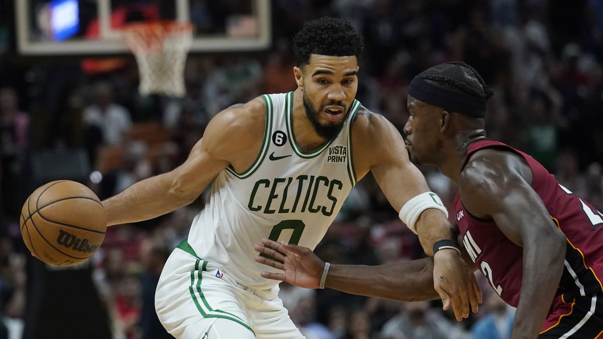 Tatum y Brown se combinan y anotan 57; Celtics vencen a Heat