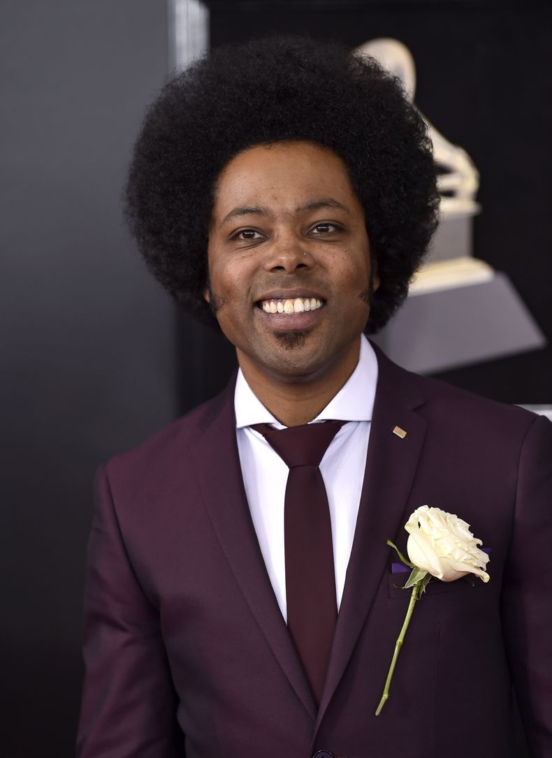 Gaga y Cyrus llevan rosas blancas a los Grammy