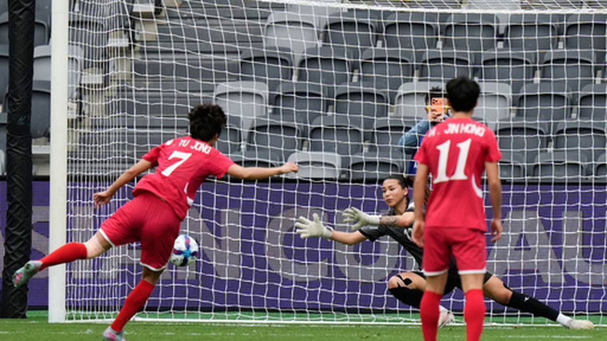 Triplete de Myong Yu Jong impulsa a Corea del Norte ante Uzbekistán en ...