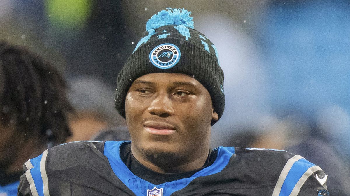 Defensive end Derrick Brown firma extensión de contrato de 4 años y 96 ...