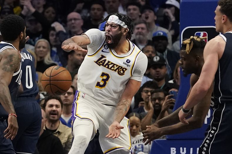 Davis encabeza remontada de Lakers sobre Mavericks
