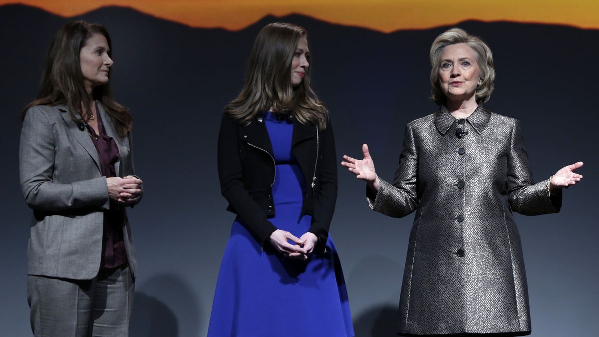 Clinton dice que debió haber usado correo oficial