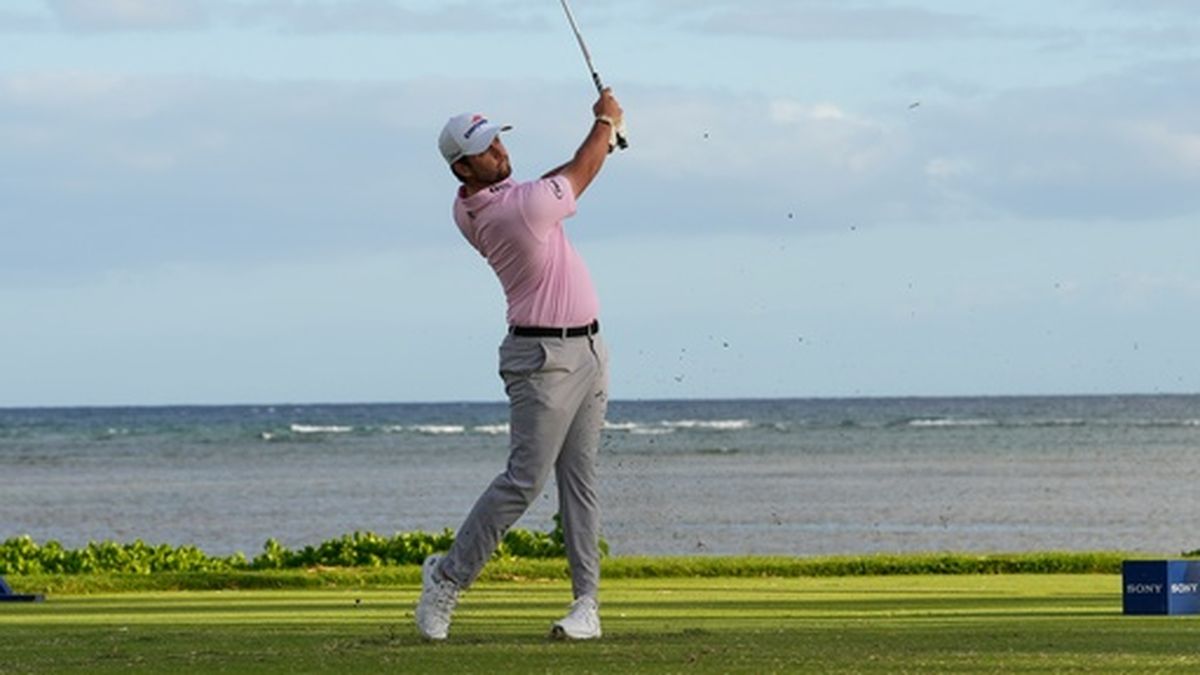 Davis Riley lidera por 2 golpes el Sony Open, al iniciar campaña de la PGA