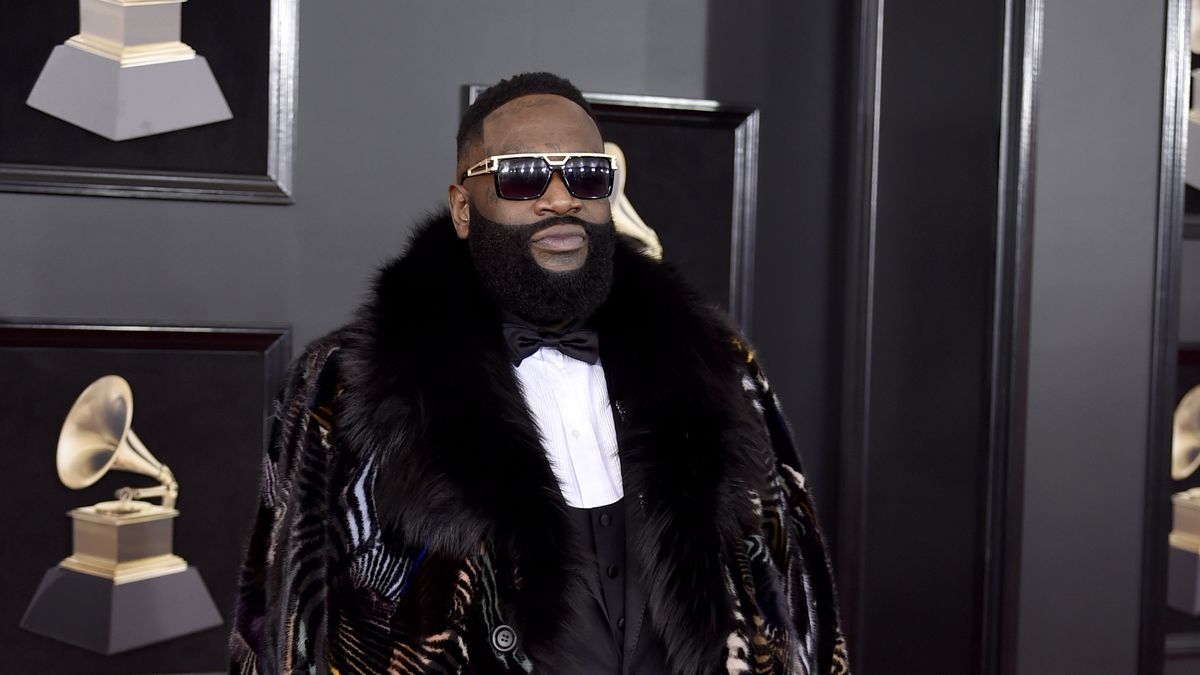 Gaga y Cyrus llevan rosas blancas a los Grammy