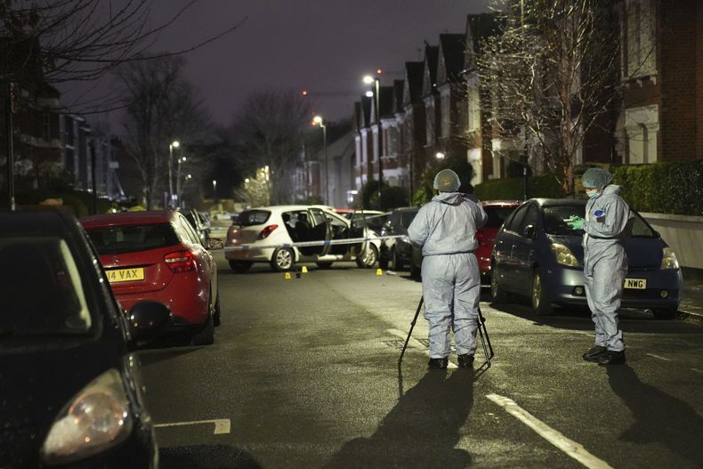 Policía de Londres busca a sospechoso de arrojar sustancia corrosiva ... Policía de Londres busca a sospechoso de arrojar sustancia corrosiva ...