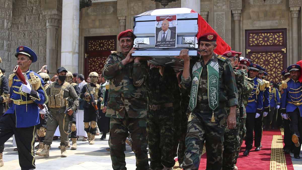 Yemeníes despiden a primer ministro hutí asesinado; el grupo rebelde ...