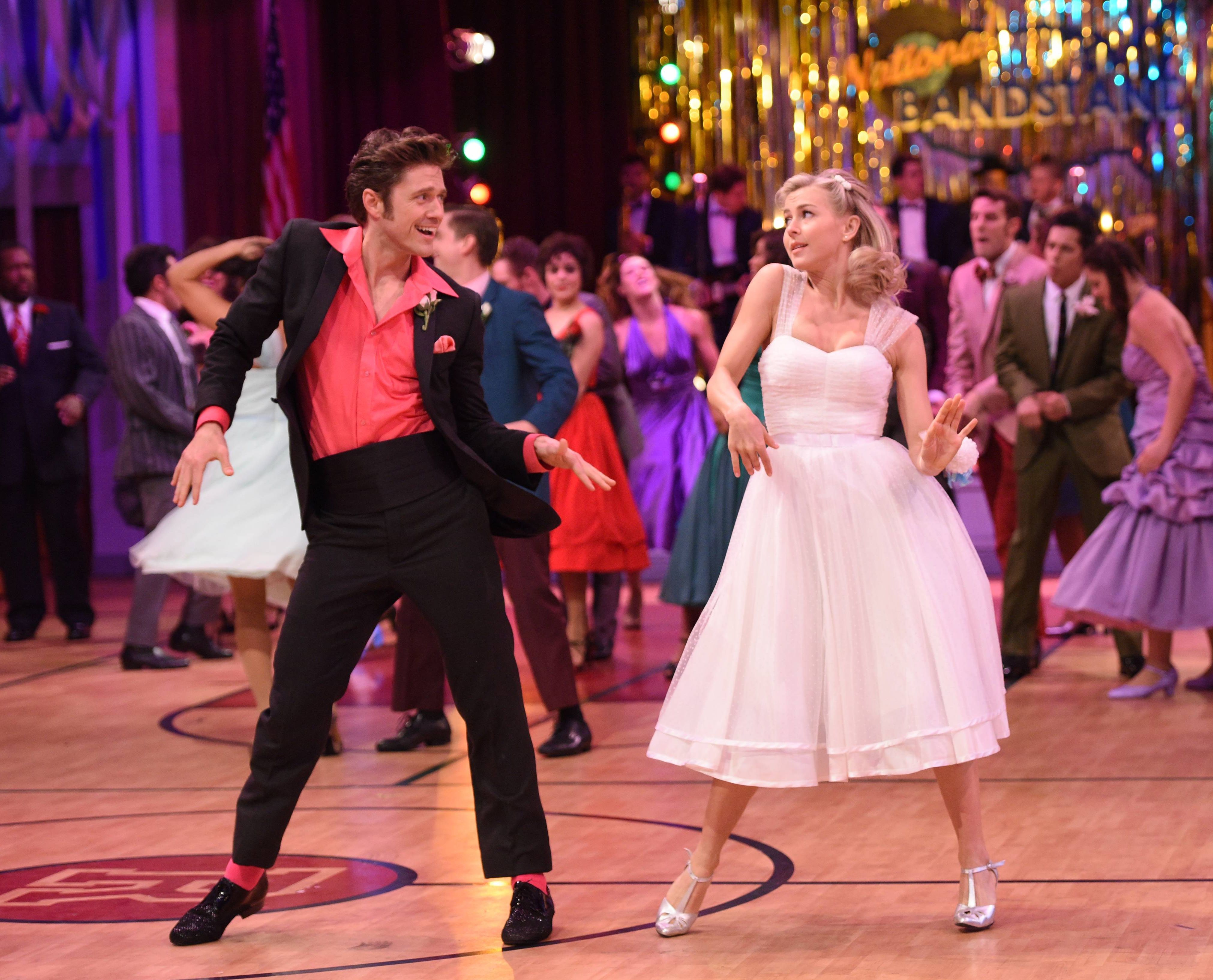 Grease supera lluvia y tragedia, emerge como ganador