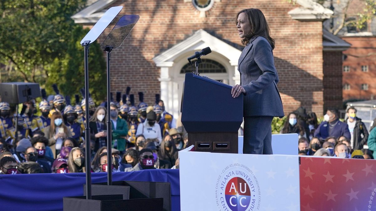 En un bullicioso mitin en Georgia, Harris reta a Trump decirle las ...