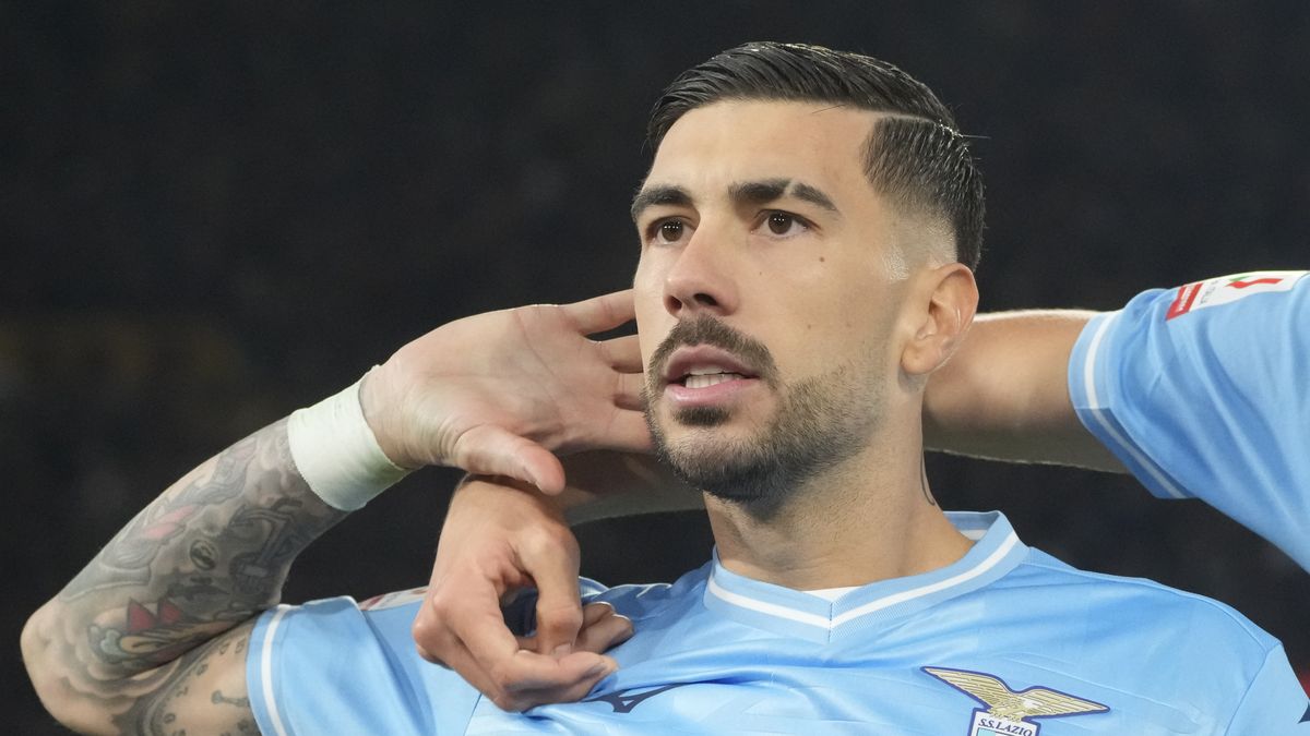 Lazio somete 1-0 a Roma en un tenso derbi para alcanzar las semis de la ...