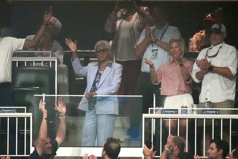 Grandes Ligas honran a Hank Aaron al recrear su jonrón 715 durante el ...