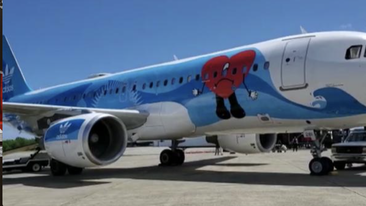 Avión con imagen de Bad Bunny vuela a Cuba desde Miami