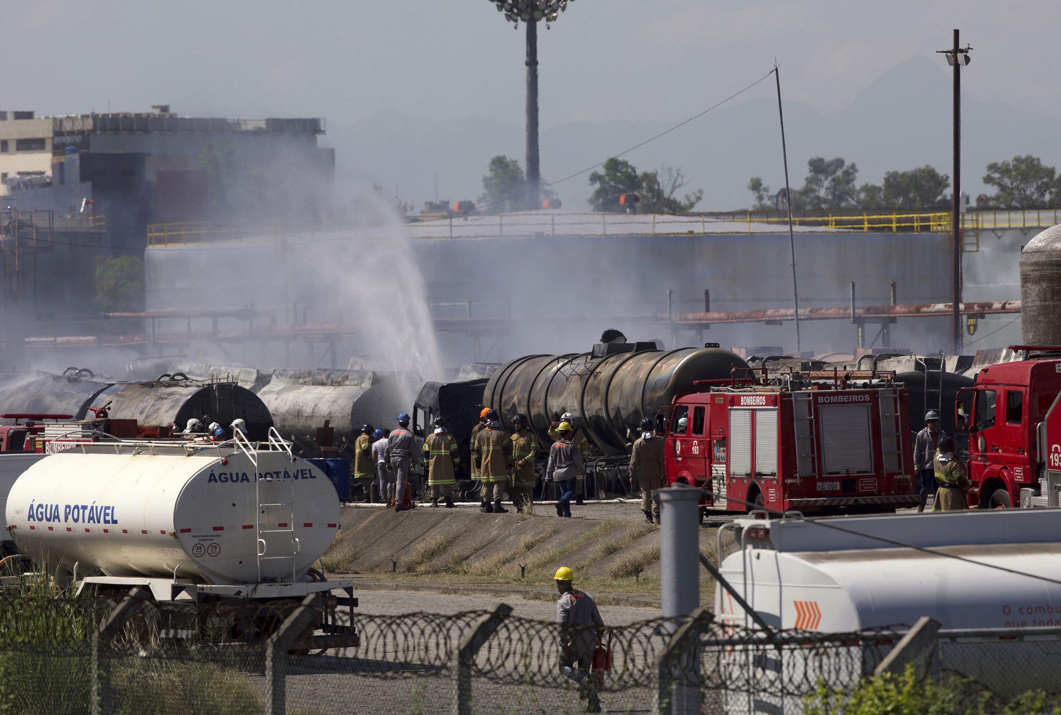 Brasil: Camión cisterna explota e incendia refinería Brasil: Camión cisterna explota e incendia refinería