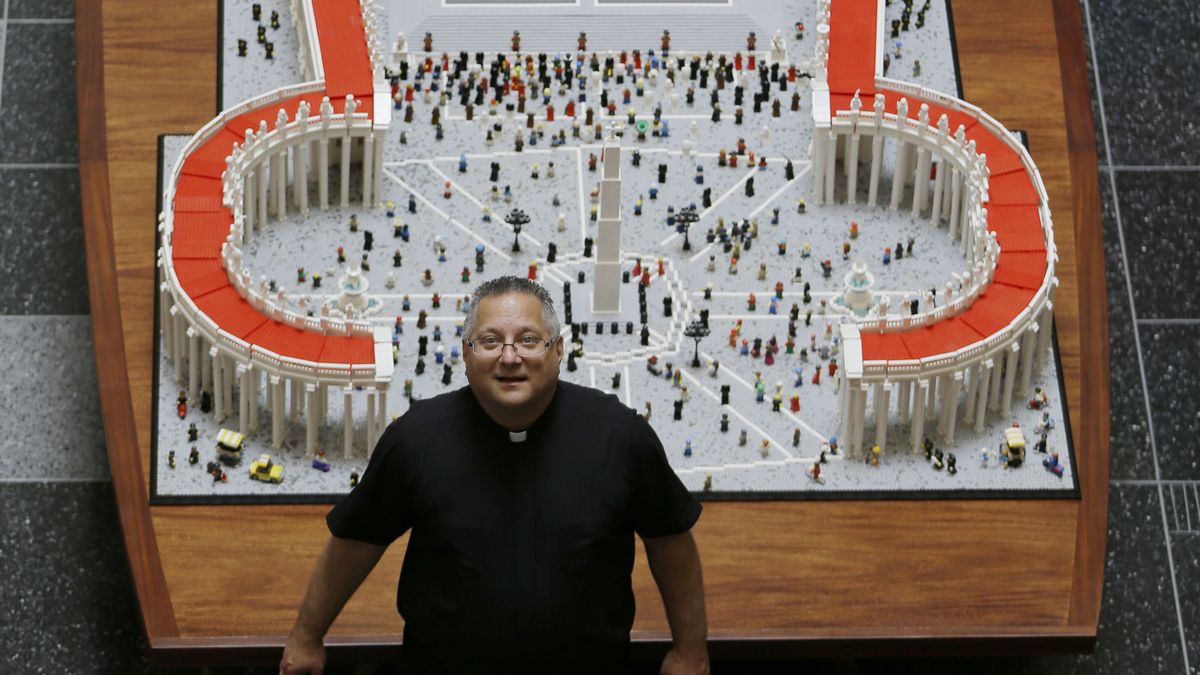 Antes de visita papal, exponen modelo del Vaticano en legos
