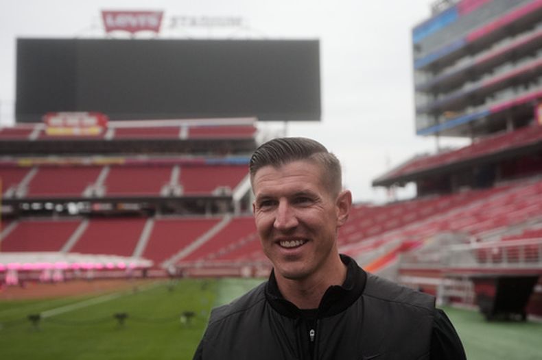 Nick Pappas prepara meticulosamente el campo del Levis Stadium para el ...