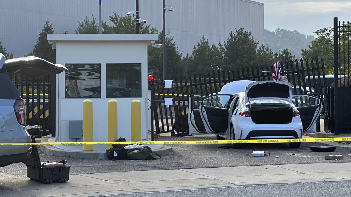 Conductor estrella su coche a la entrada del FBI en Pittsburgh; hay un ...
