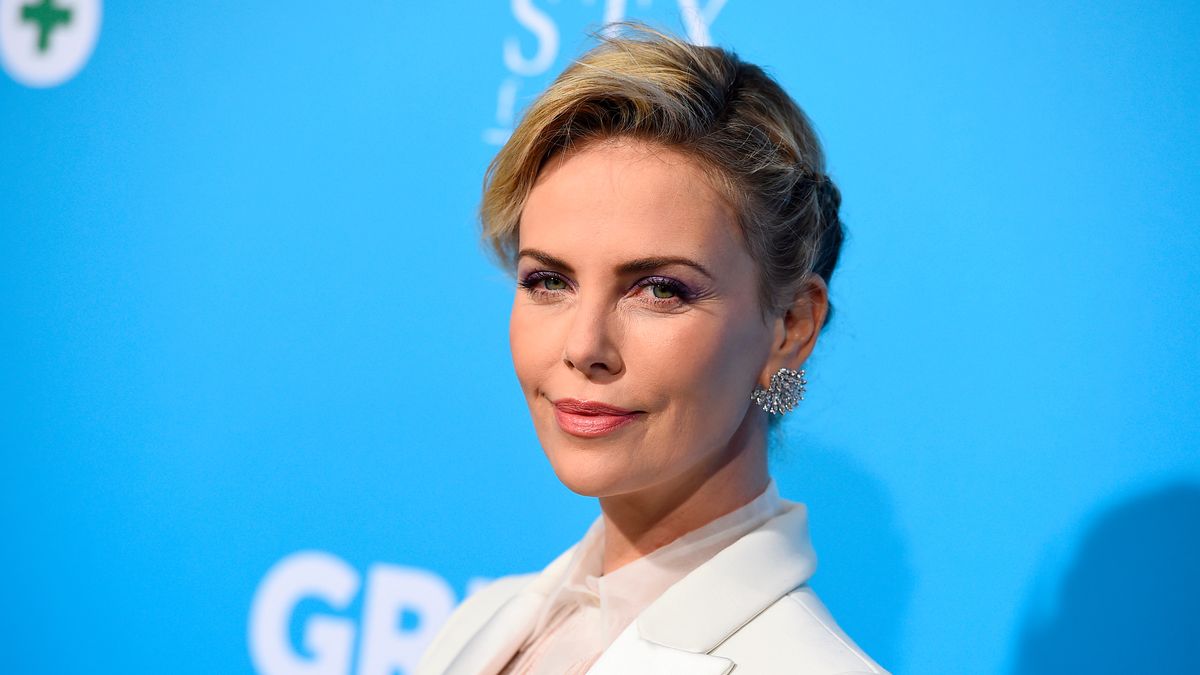 Theron aclara que no se va de EEUU