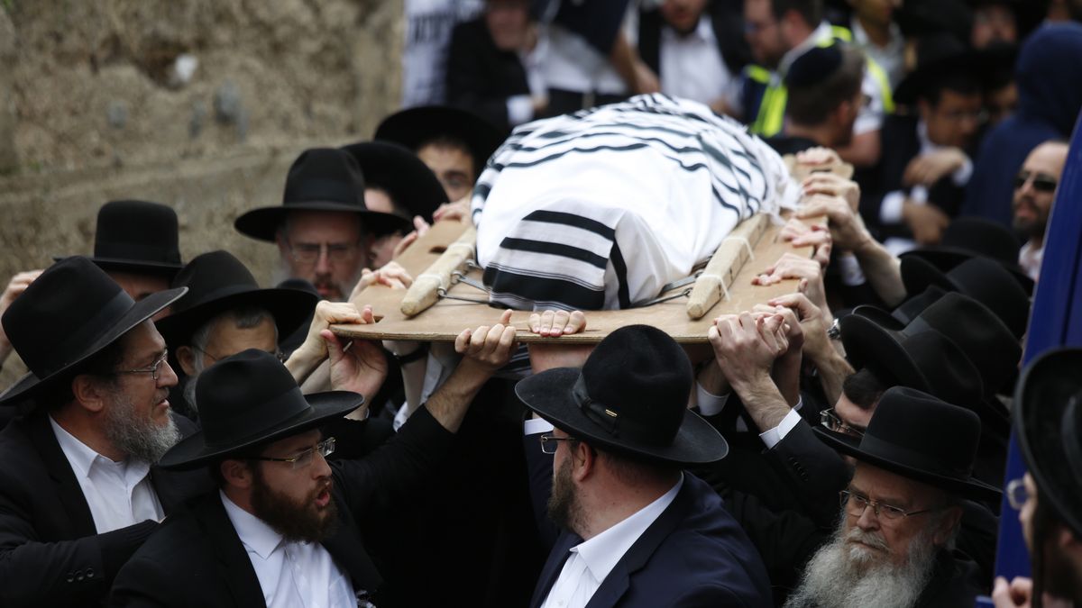 Miles asisten al funeral de un rabino influyente en Israel