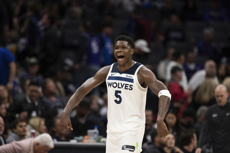 Edwards anota 34 puntos y Timberwolves vencen 110-98 a Kings