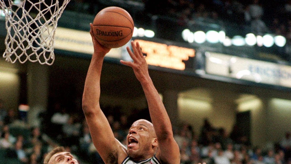 Muere Sean Rooks, ex centro de la NBA y asistente de 76ers