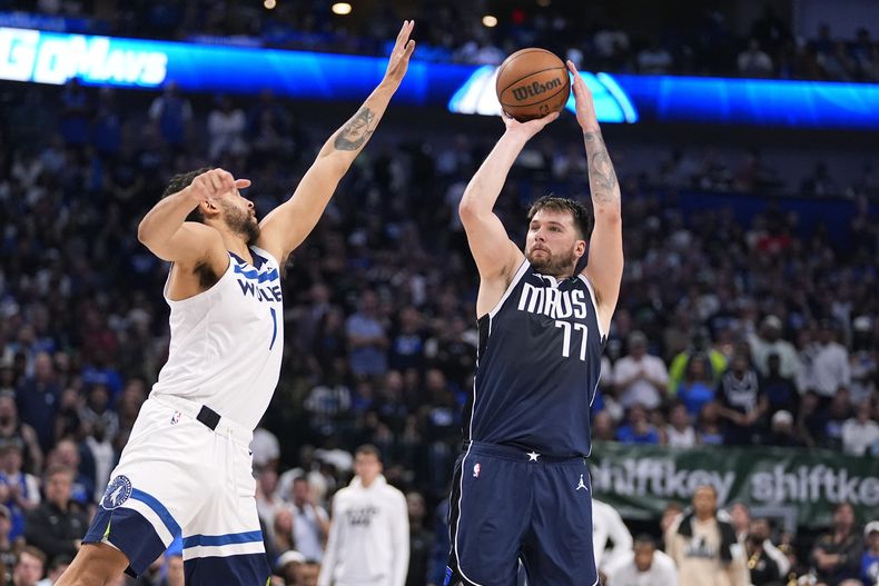 Doncic e Irving cada uno anota 33 en triunfo de Mavs sobre Wolves que pone 3-0 las Finales del Oeste
