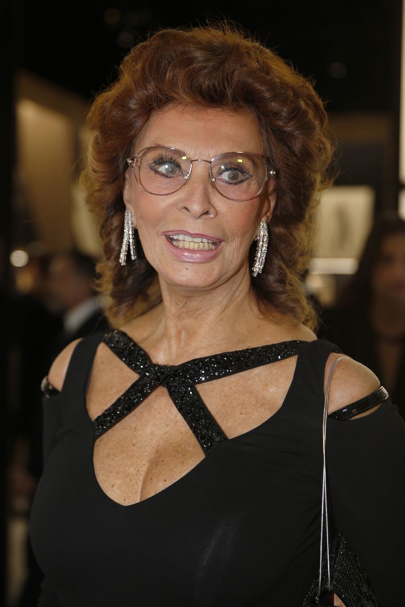 Operan exitosamente a Sophia Loren tras una fractura en la pierna