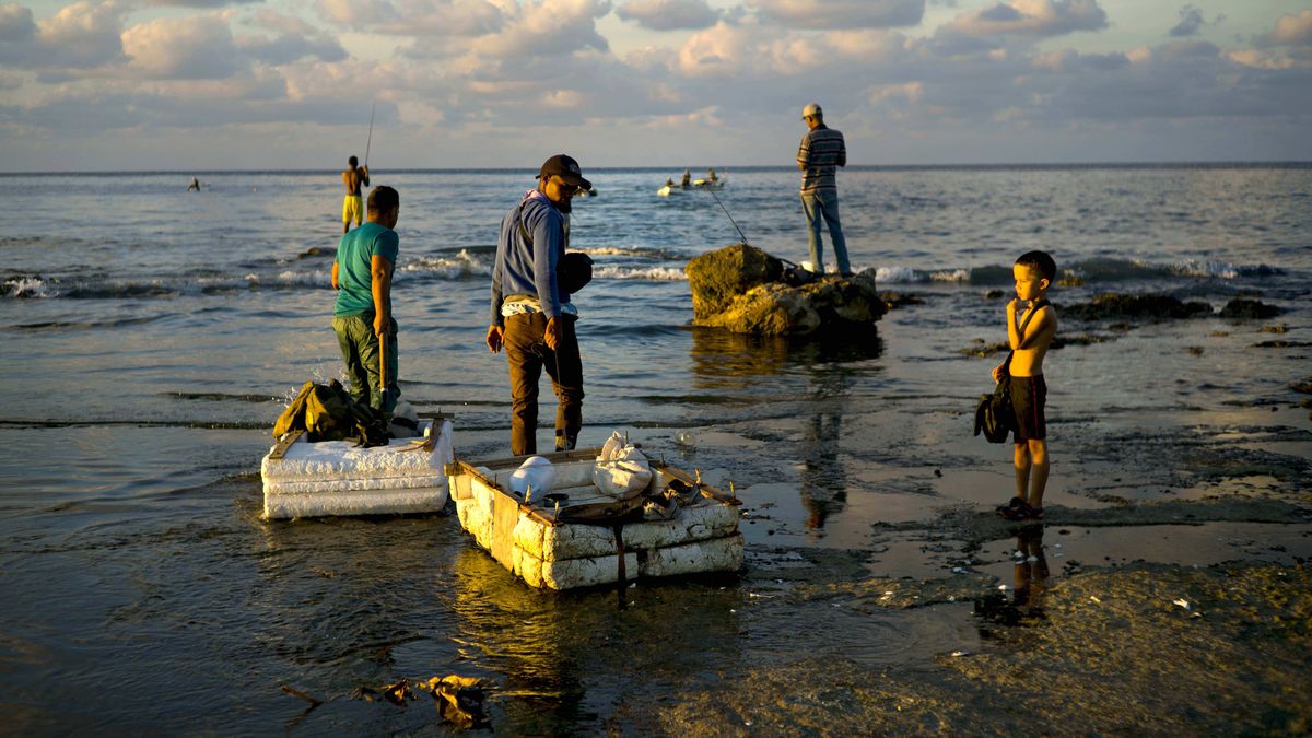 En Cuba, los condones también sirven para capturar peces