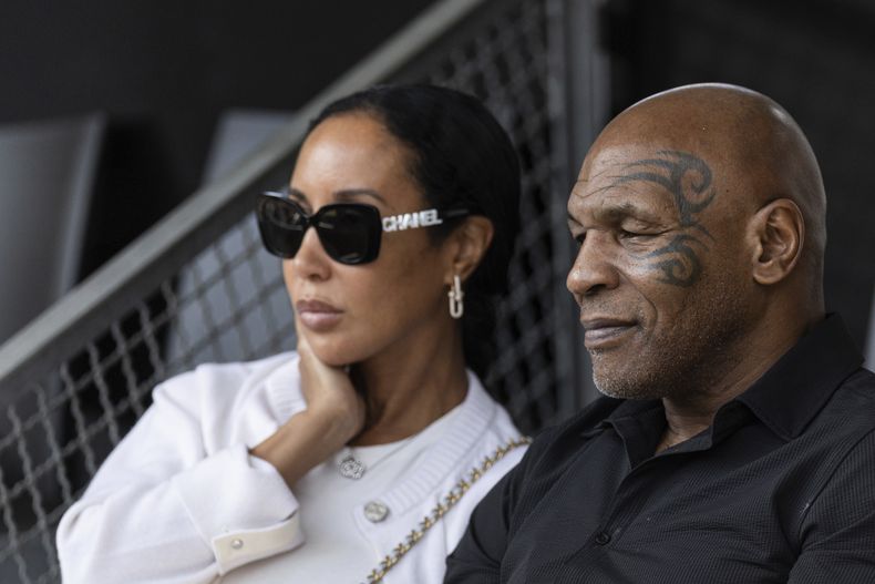 Mike Tyson y Floyd Mayweather Jr. se enfrentarán en una pelea de ...