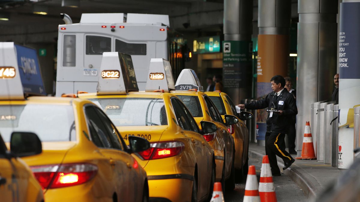 Aeropuertos de EEUU cobran salidas a taxis; pagan clientes