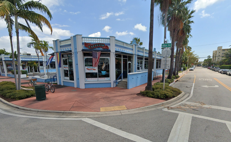 Cierra hoy sus puertas conocida cafetería cubana de Miami Beach