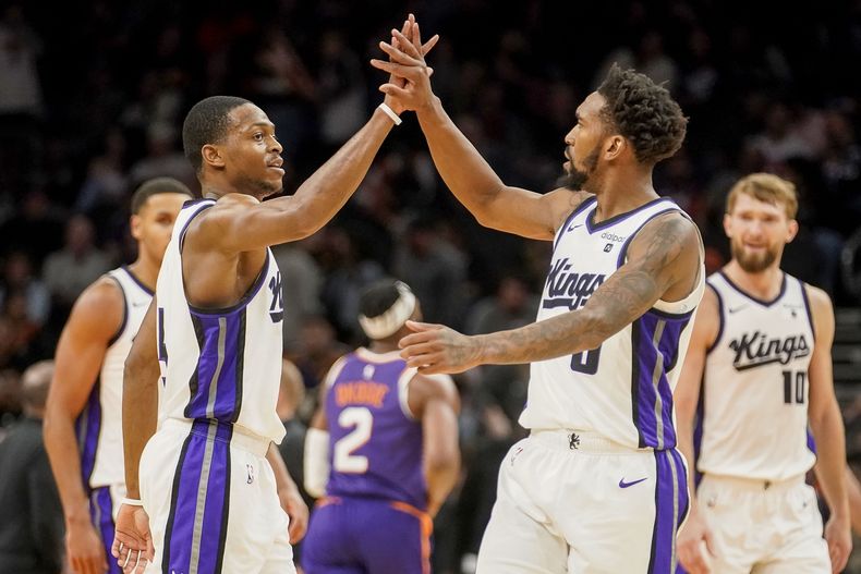 Fox hace 28 de 34 puntos en la 2da mitad, Kings doblegan 114-106 a Suns