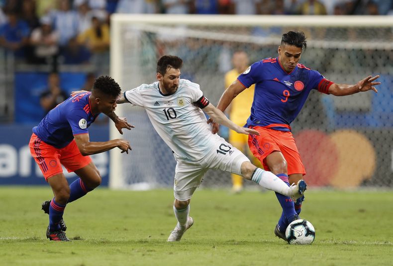 Colombia maltrata a Argentina, debut triste de Messi