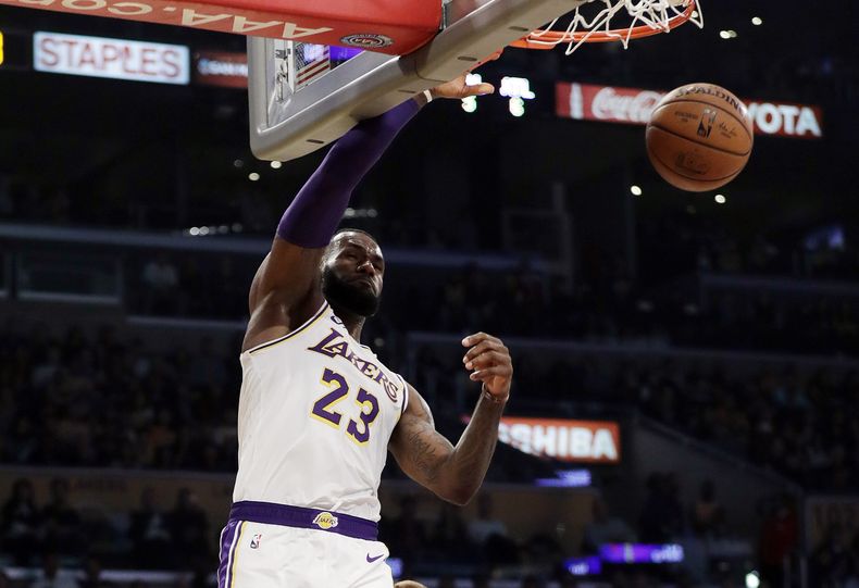 Canasta de James lleva a Lakers a vencer 107-106 a los Hawks