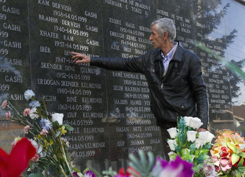 Encarcelan a 9 serbios por masacre en Kosovo