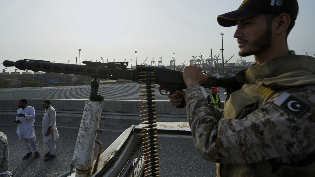 Pakistán dice que India disparó misiles contra tres bases aéreas y que ...