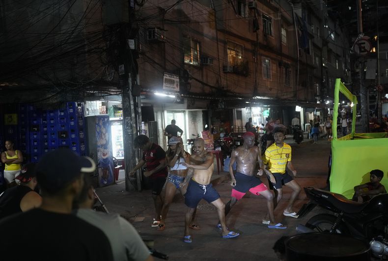 El passinho creado por jóvenes en las favelas de Río es declarado ...