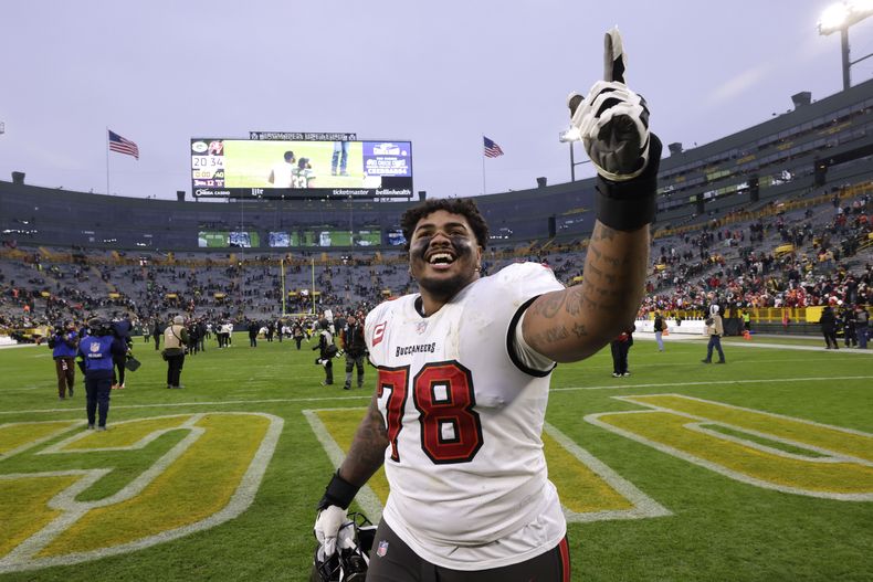 Cambiar de un lado a otro en la línea ofensiva en la NFL requiere una reinvención del jugador