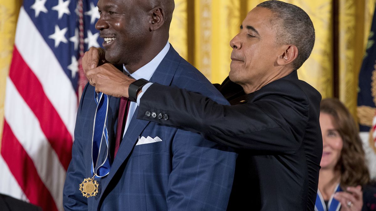 Jordan y Abdul-Jabbar reciben medalla de manos de Obama