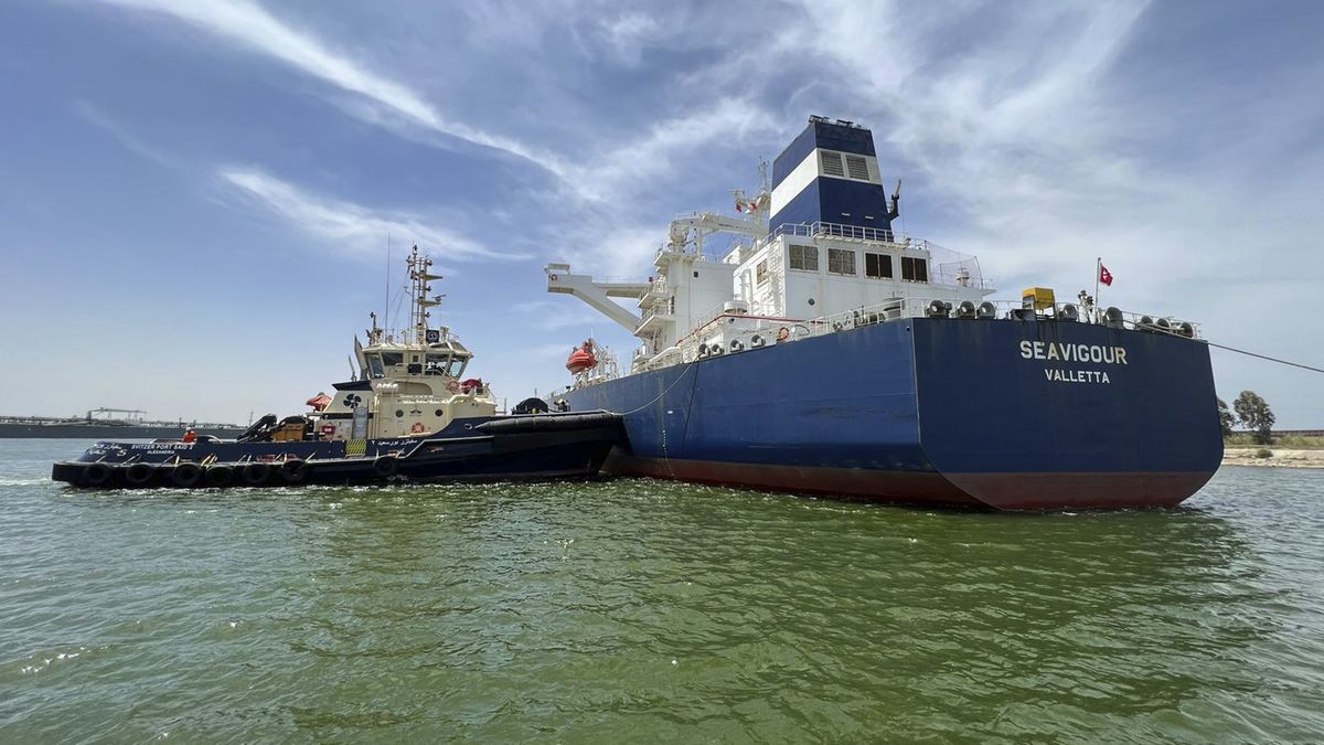 Reanuda tráfico en Canal de Suez tras falla de buque petrolero