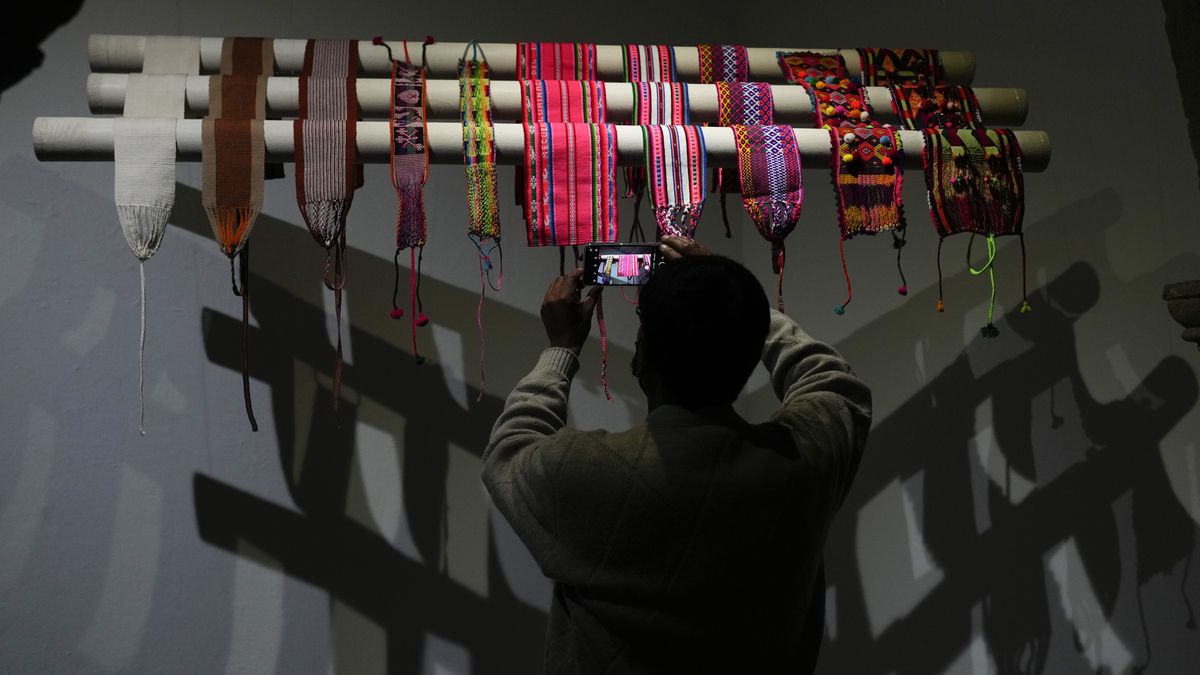 Bolivia recupera la faja waka, un tejido andino milenario