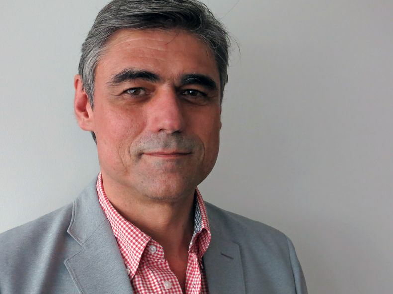 Pablo Simonetti hace retrato familiar en un jardín