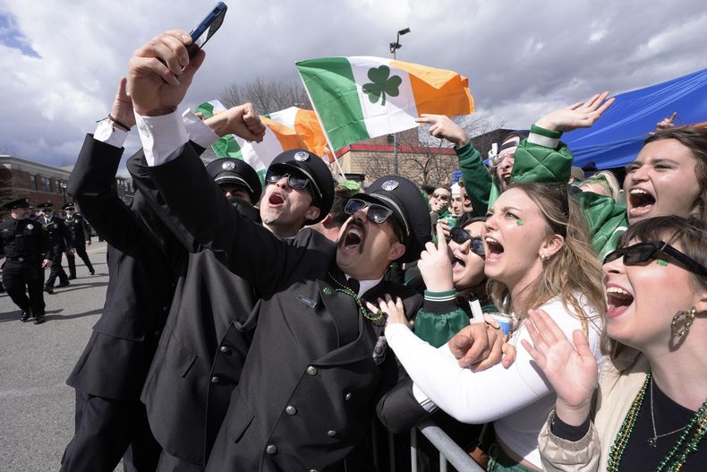 Fotos AP: Boston celebra el Día de San Patricio; Biden se reúne en la ...