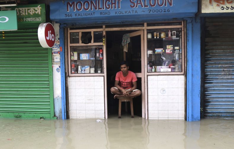 48 dead as heavy monsoon rains lash western India