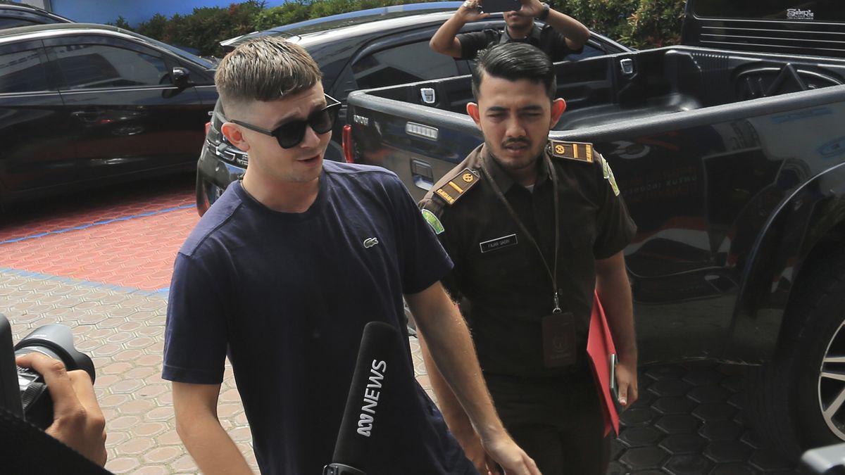 Indonesia deportará a australiano que agredió a personas ebrio y desnudo