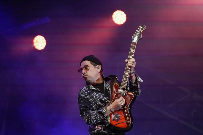 Adrián Quesada, entre el soul texano y el bolero psicodélico