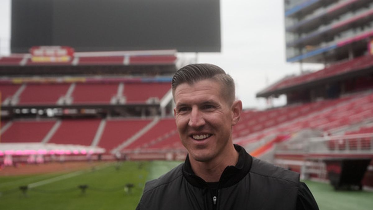 Nick Pappas prepara meticulosamente el campo del Levis Stadium para el ...