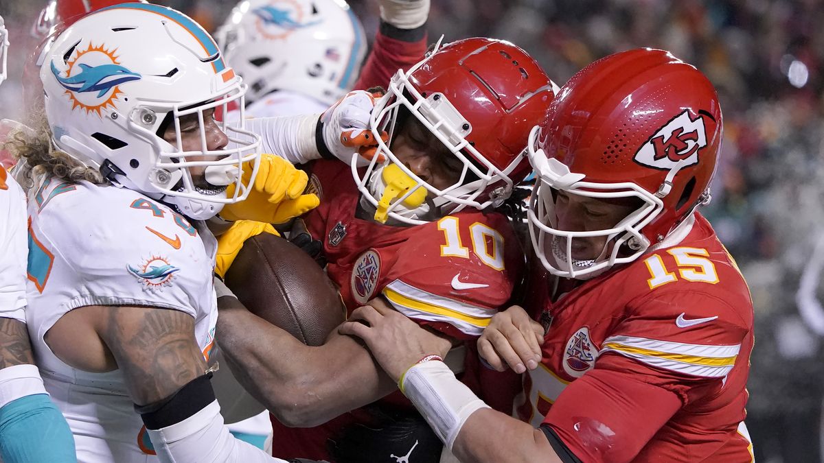 Mahomes y Chiefs congelan a Dolphins y siguen adelante en playoffs
