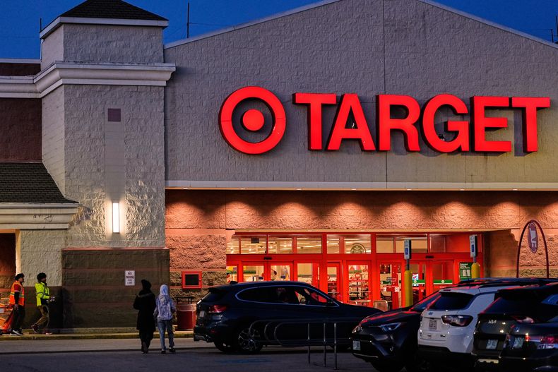 Caen resultados de Target, que lucha por atraer a compradores
