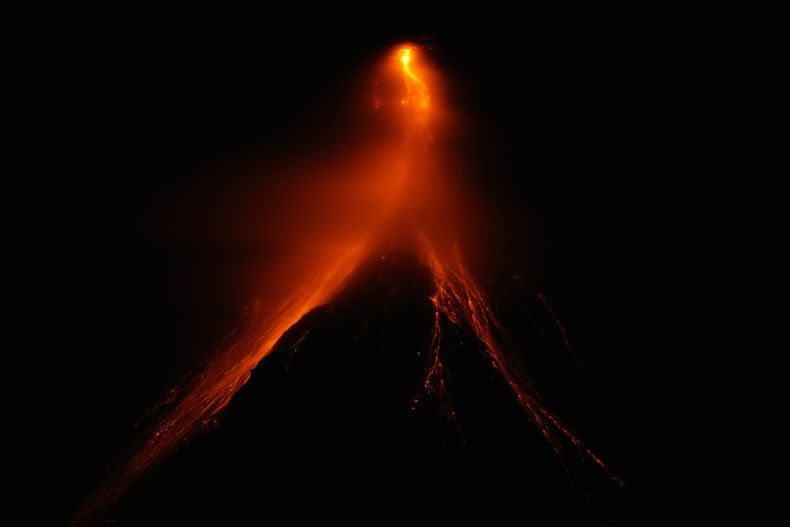 Volcán Mayón de las Filipinas arroja lava gradualmente; piden estar ...