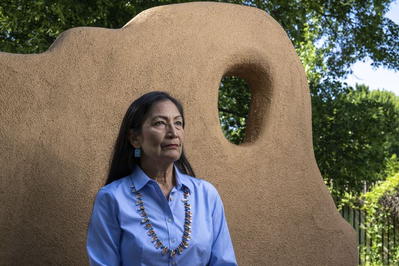 Deb Haaland hizo historia como secretaria del Interior; ahora se ...