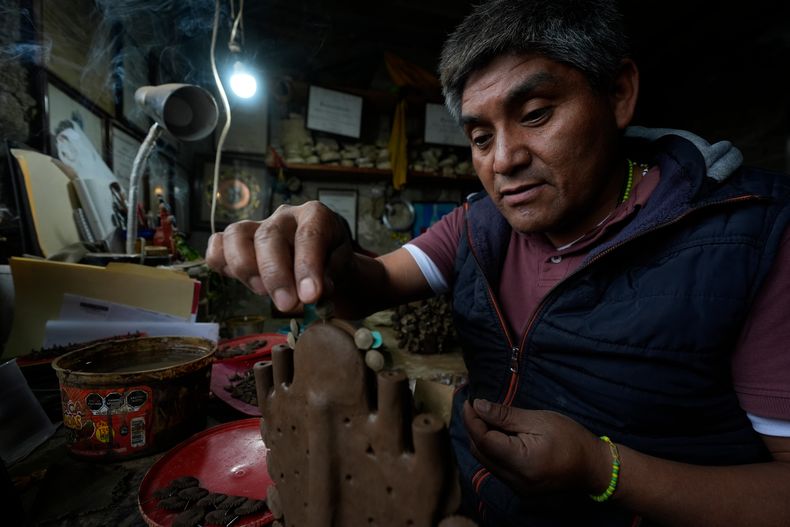 Artesanos mexicanos transforman barro en Árboles de la Vida admirados ...